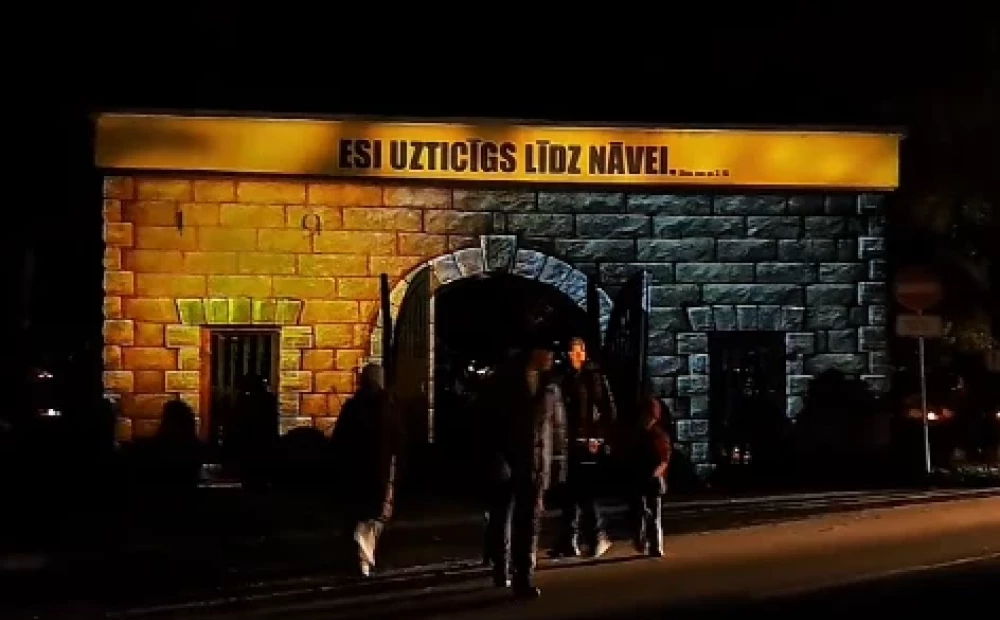 “Šī vakara dēļ vien ir vērts gulēt Alūksnes kapos!”: svecīšu vakara ...