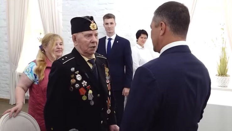 Pleskavas apgabalā kā varoni sagaida krievu veterānu, kurš pametis Latviju