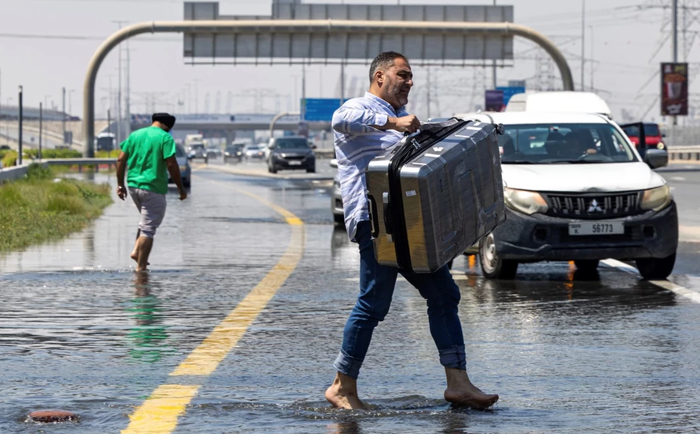 Kā izskatās Dubaijas lidostā, turpinoties lietavām AAE?