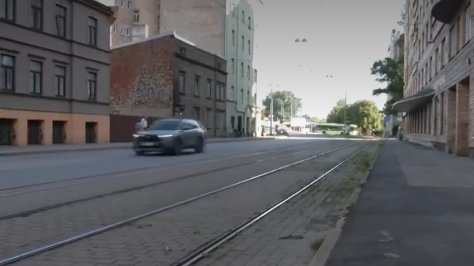 Vairākas pieturas atradās zem tramvaja. Rīgā izdzisusi jauna vīrieša dzīvība