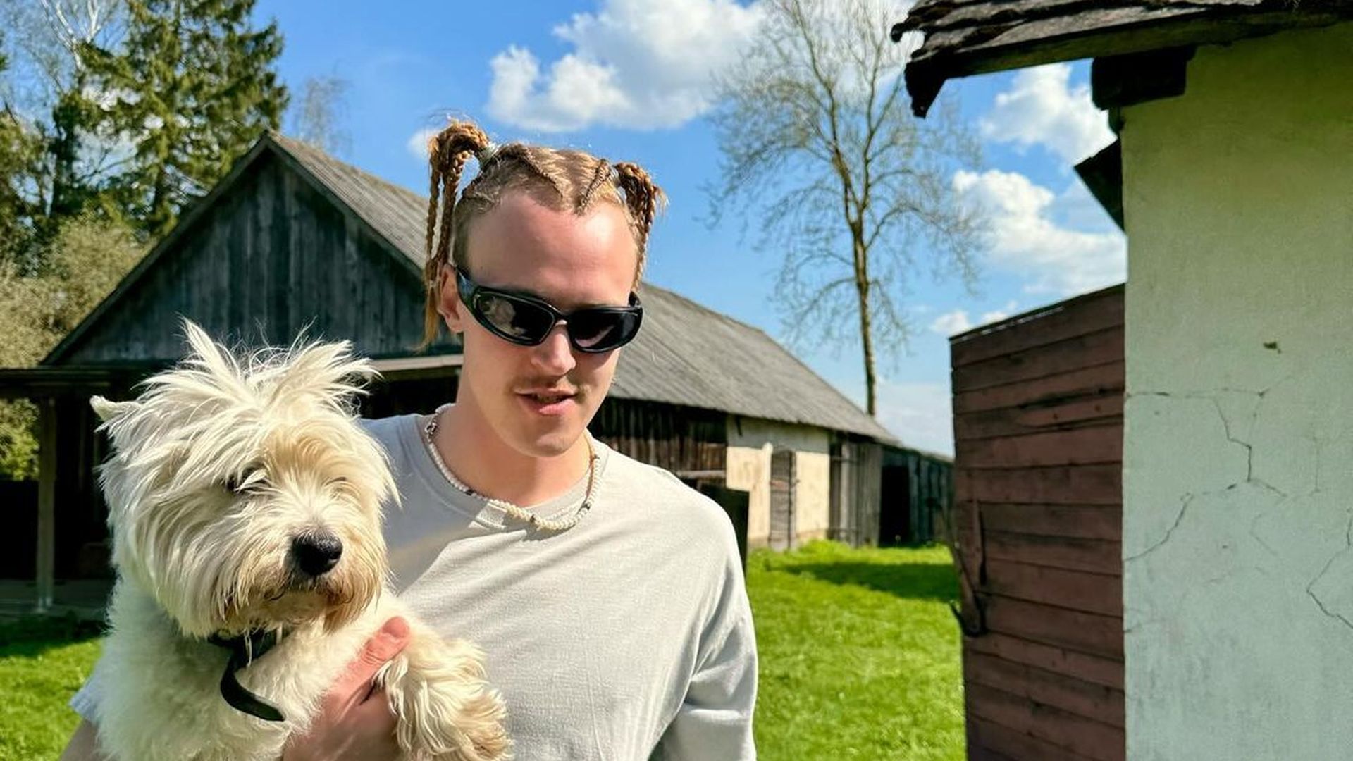 Influenceris Rojs Rodžers pilsētu nomainījis pret laukiem