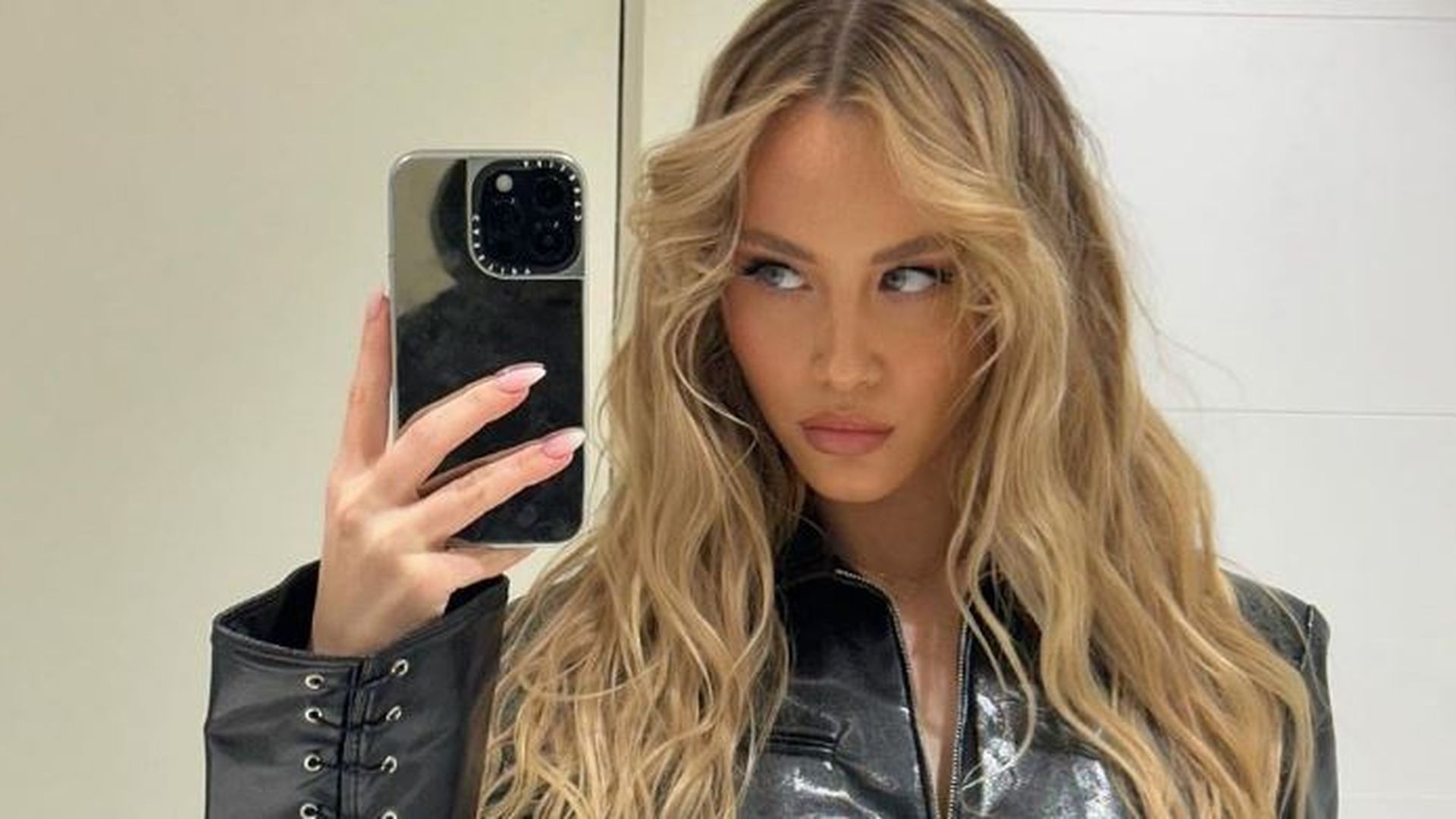 Laura Vizla izpārdod savu skapi