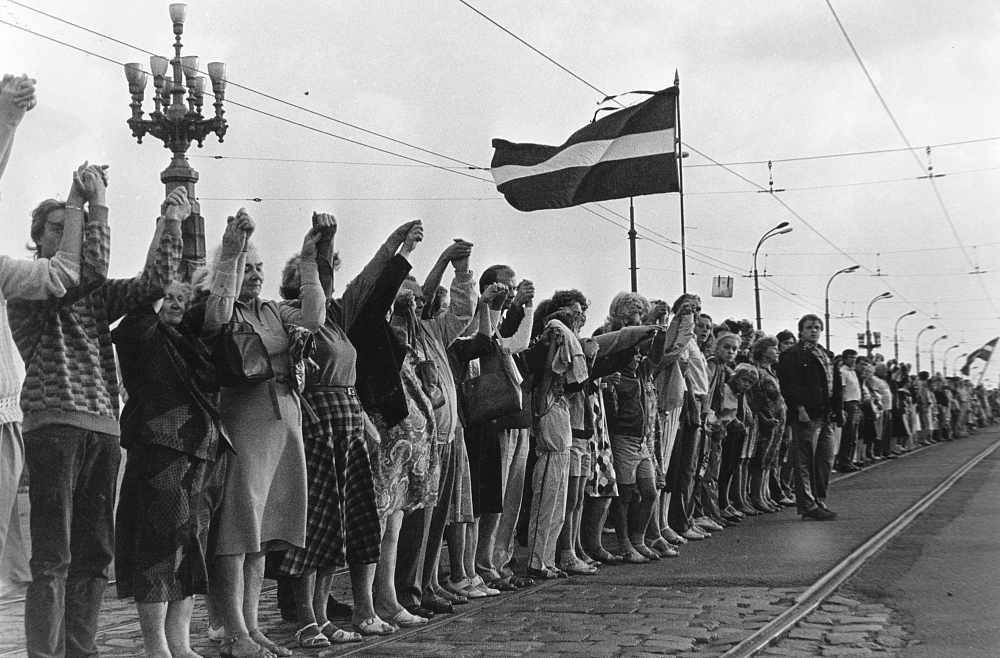 Baltic Way remembered 35 years on