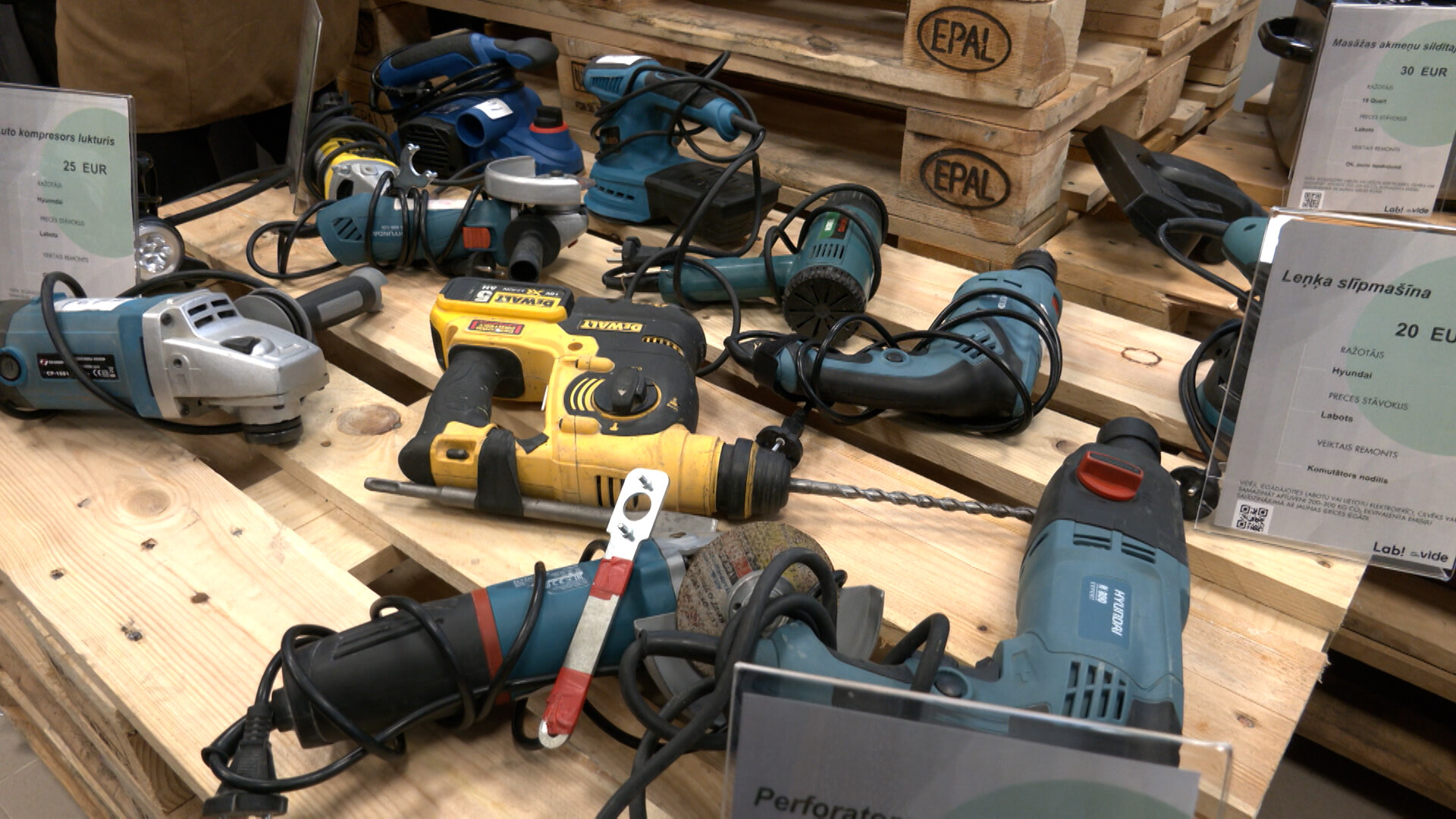 Rīgā darbu sācis unikāls veikals – šeit elektropreces var nopirkt par ...