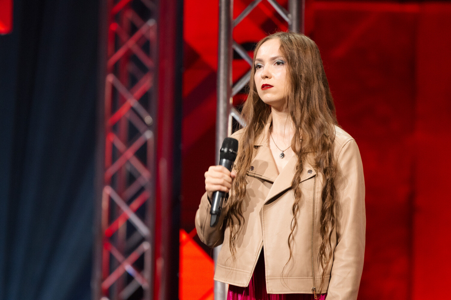 "Grūti klausīties!" Mentori aptur Jolantas Felicitas Sprogas priekšnesumu