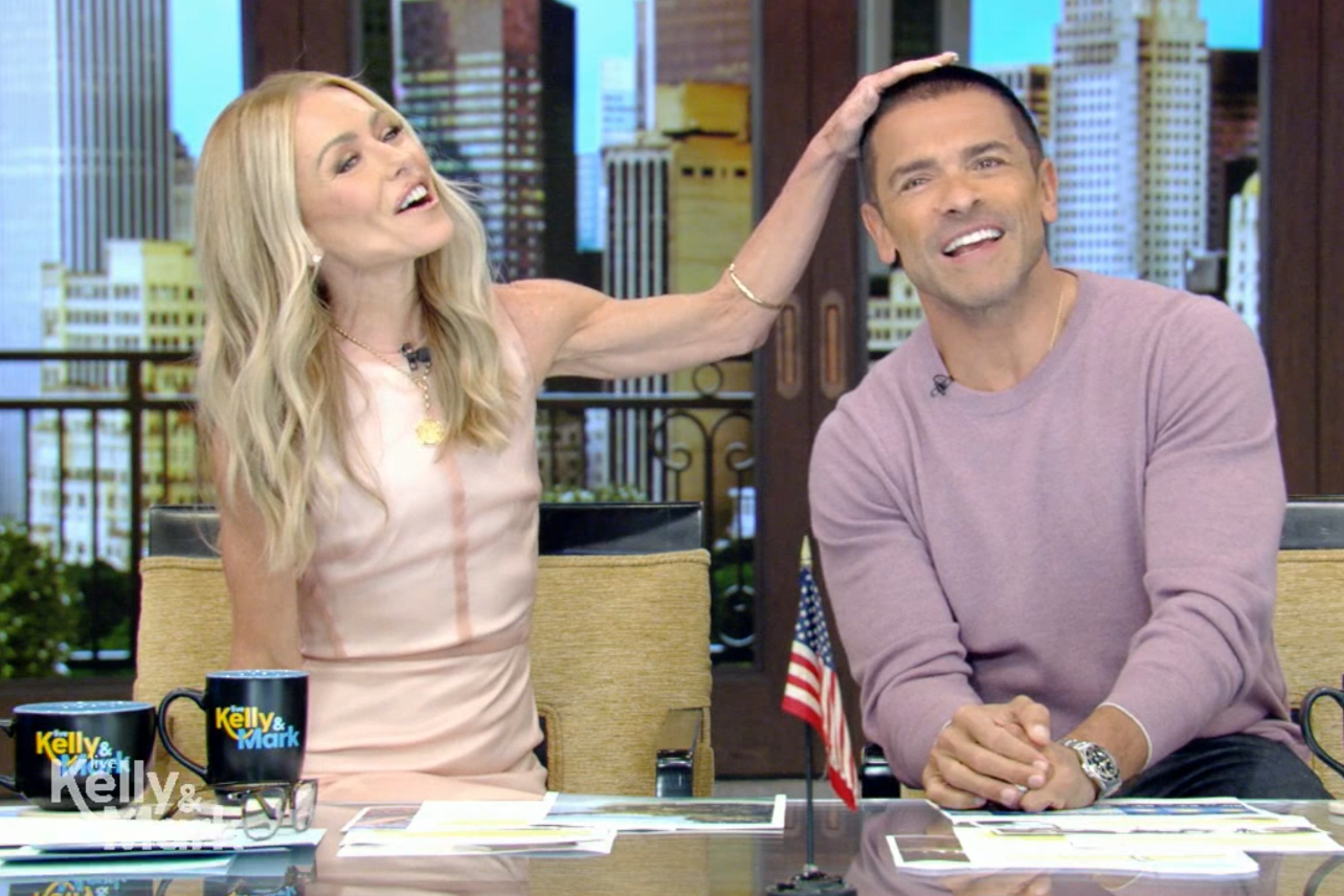 ‘Live’: Kelly Ripa Can’t Keep Her Hands Off Mark Consuelos’ Head After ...