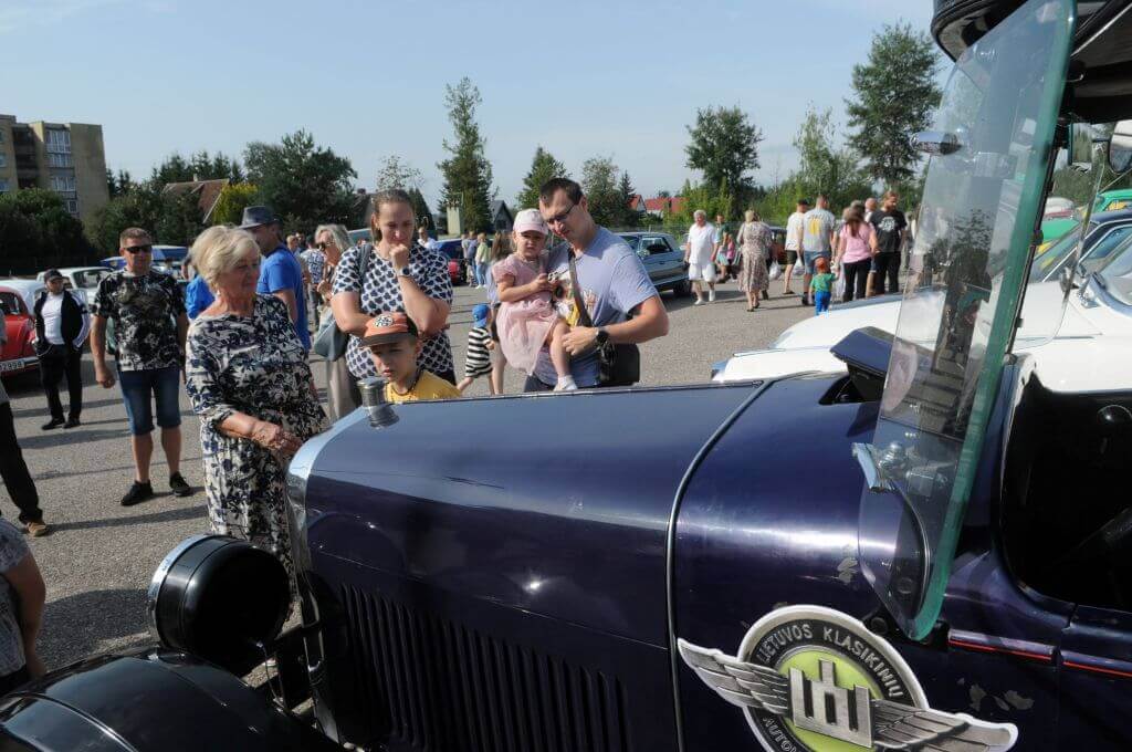 Istoriniai automobiliai – saldžiausia uoga ant Utenos gimtadienio torto
