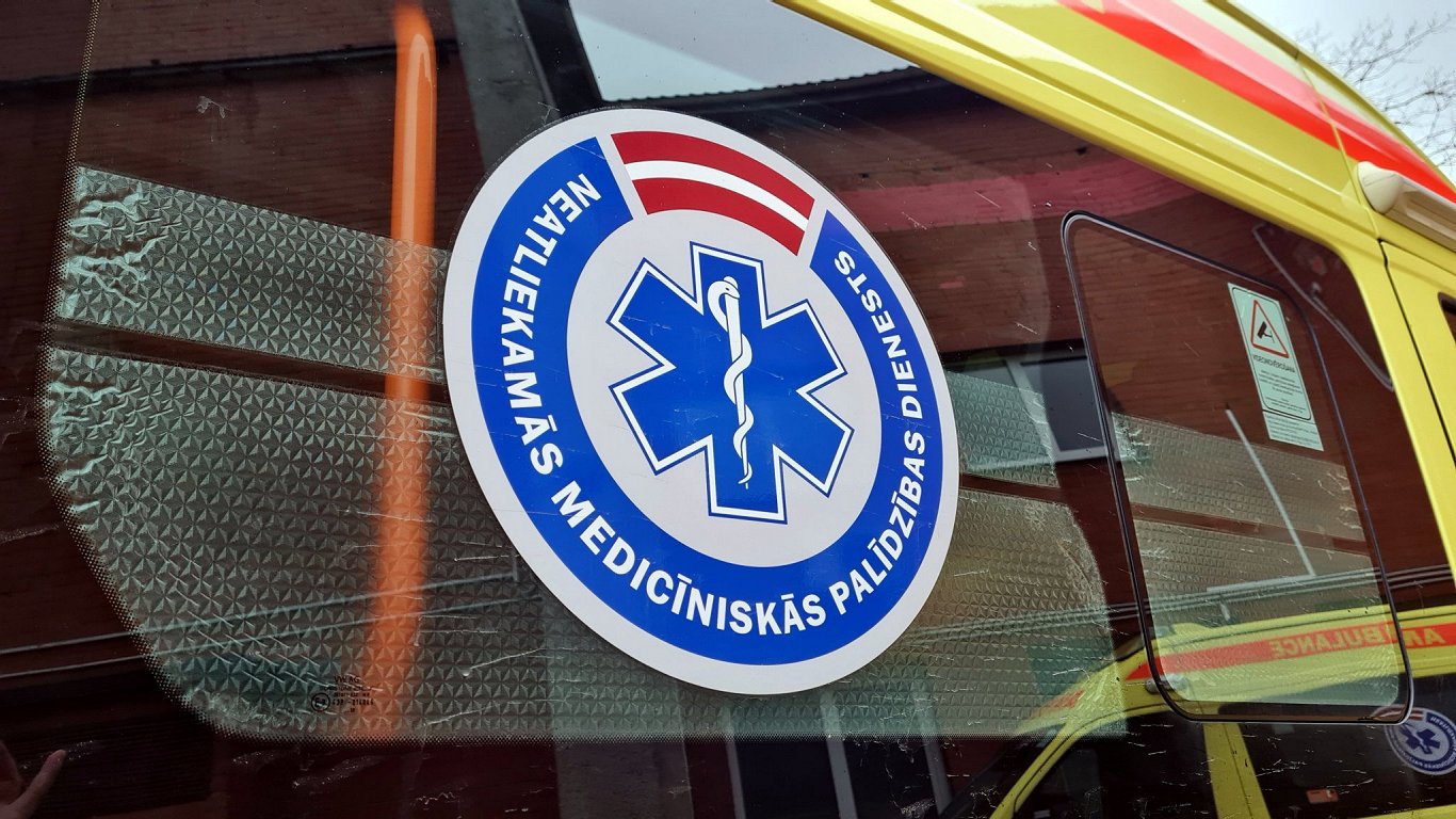 Smagā avārijā cietusi NMPD brigāde un motociklists