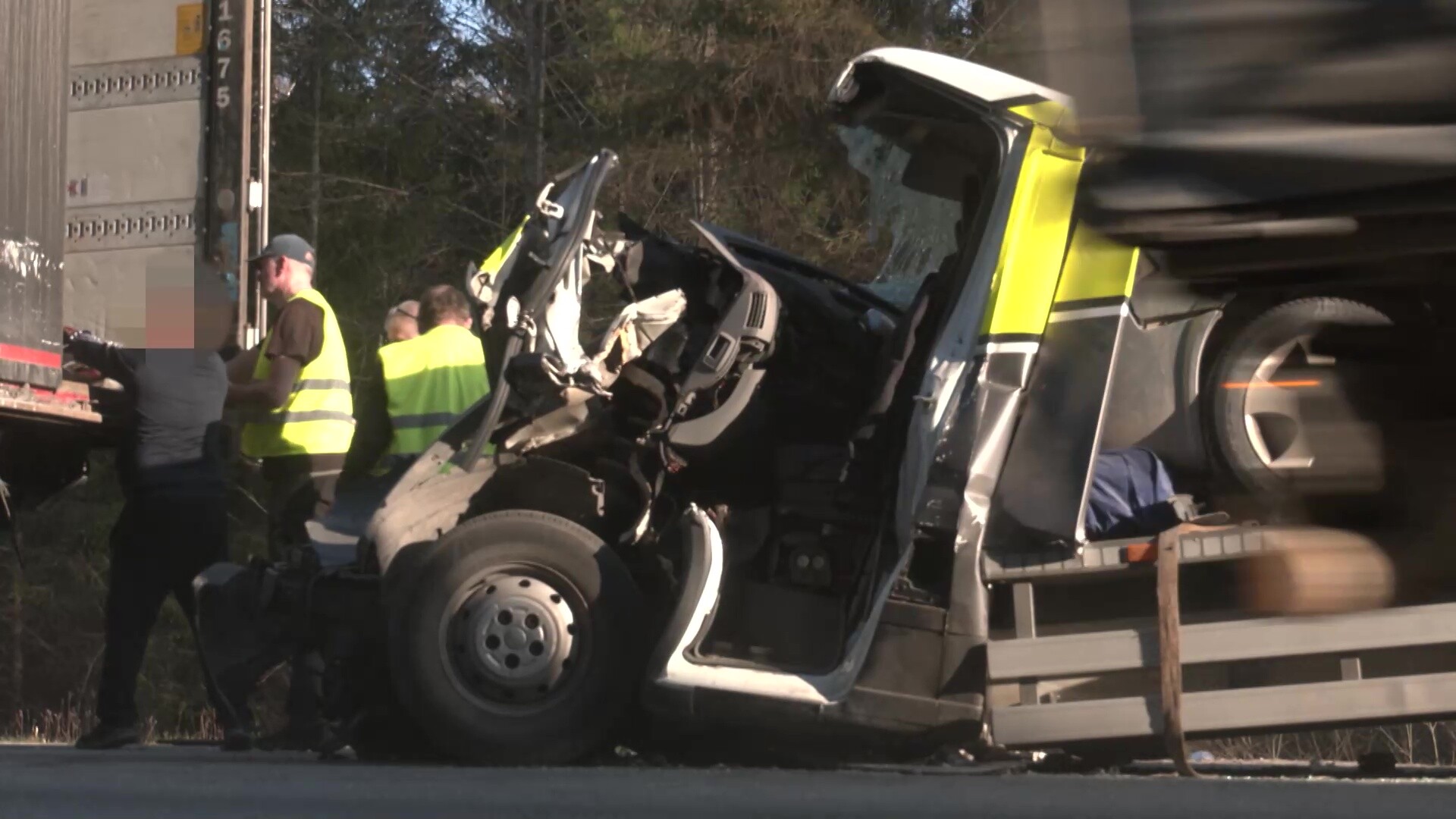 Šādi izskatās auto treileris pēc sadursmes ar “fūri”. Sekas ir ļoti smagas…