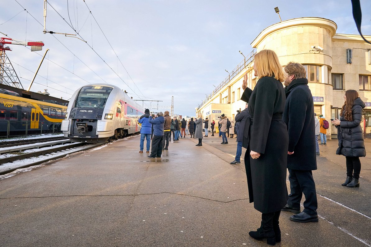 First new passenger train from Vilnius arrives in Rīga