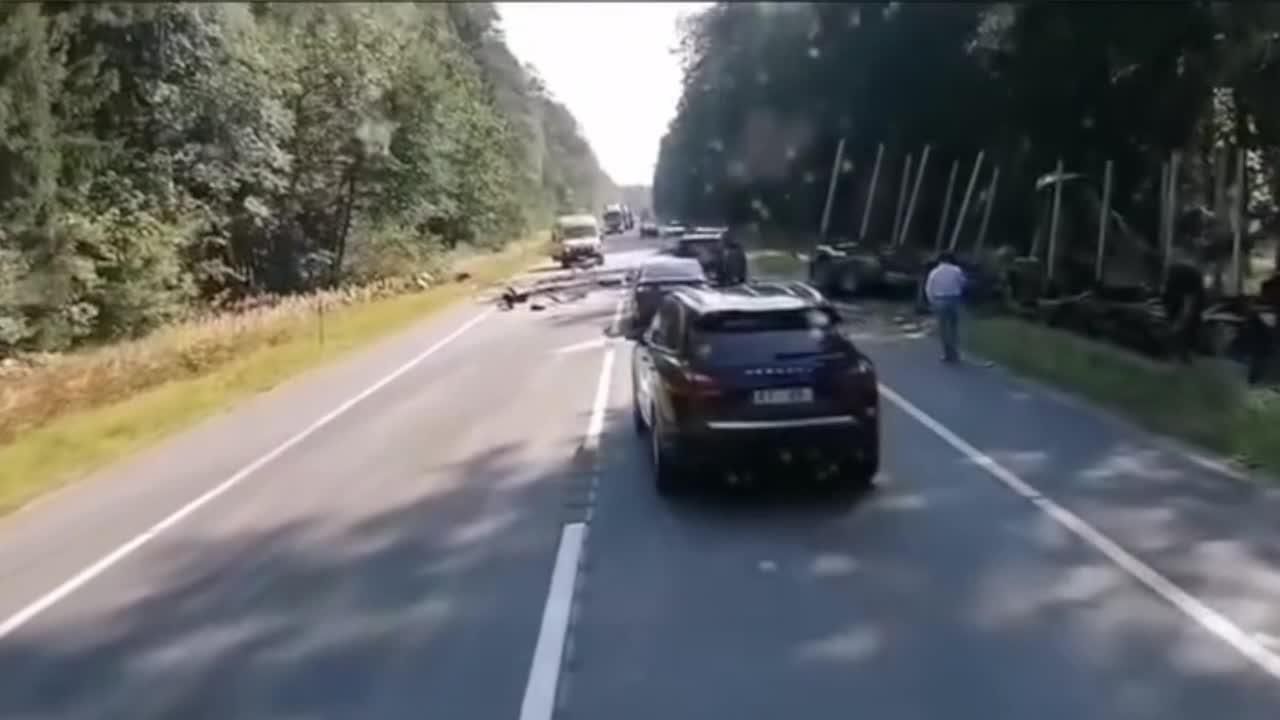 VIDEO. Piedzīvota smaga avārija uz Tallinas šosejas, aculiecinieki ziņo ...