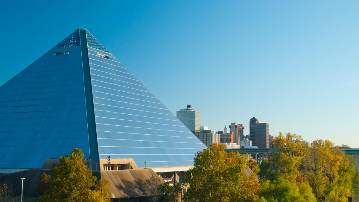 La extraña pirámide de 100 metros coronada por una calavera "maldita ...